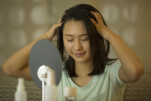 白髪は黒髪に戻ることがある！おすすめ行動とNG習慣も紹介 | DEMI LABO（デミラボ）